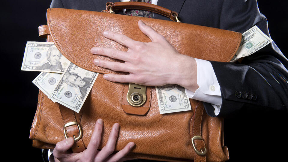25 Items Rich People Refuse To Buy at Full Price - NewsBreak