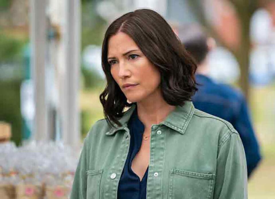 Grey S Anatomy Star Chyler Leigh Announces Divorce From Husband Of 20