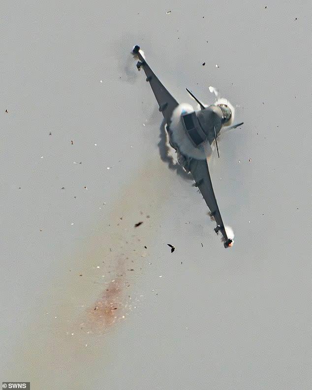 Terrifying moment seagull strikes £73million Eurofighter shattering its ...