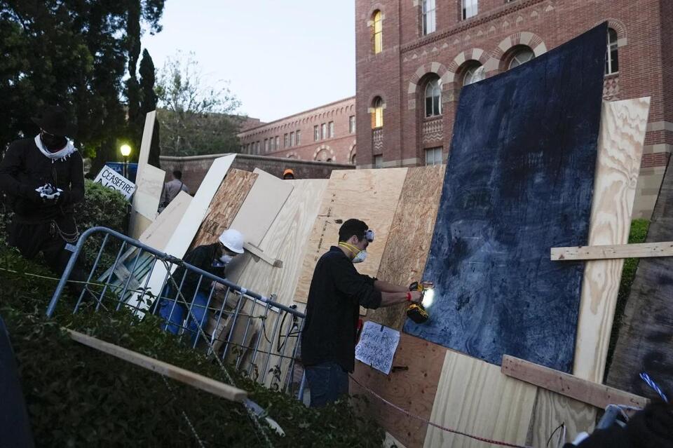 Police and pro-Palestinian demonstrators clash in tense scene at UCLA ...