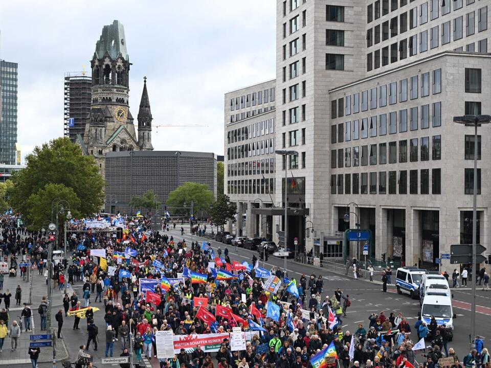 Thousands join 'Never Again War' demo through central Berlin