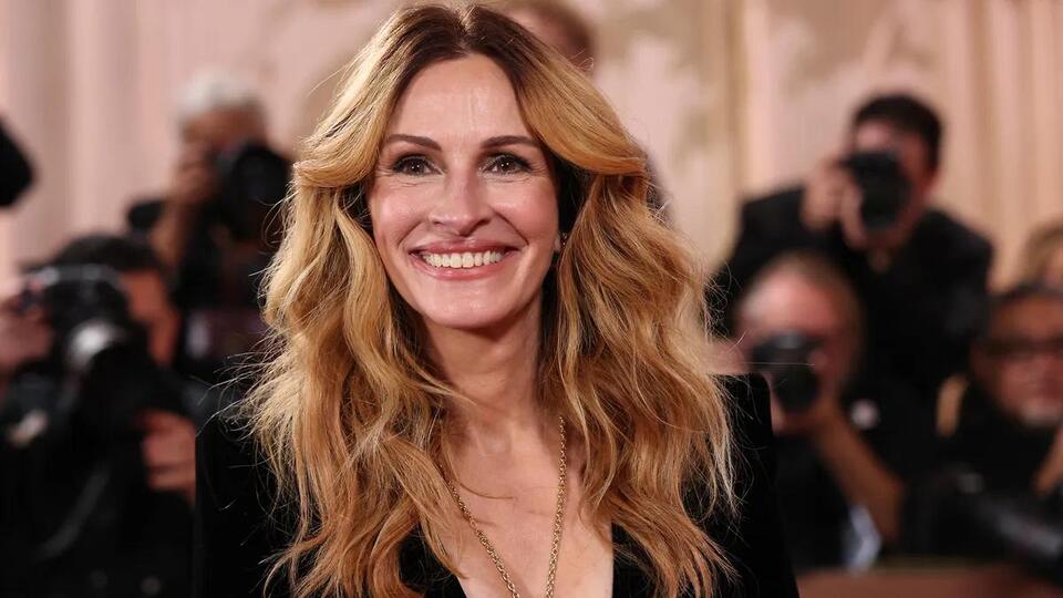 Julia Roberts gets standing ovation with return to Golden Globes ...