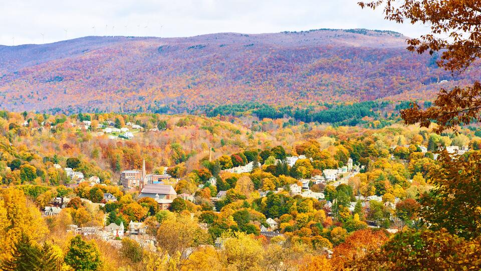 11 Best US Mountain Towns To Visit In The Fall For Peak Foliage - NewsBreak