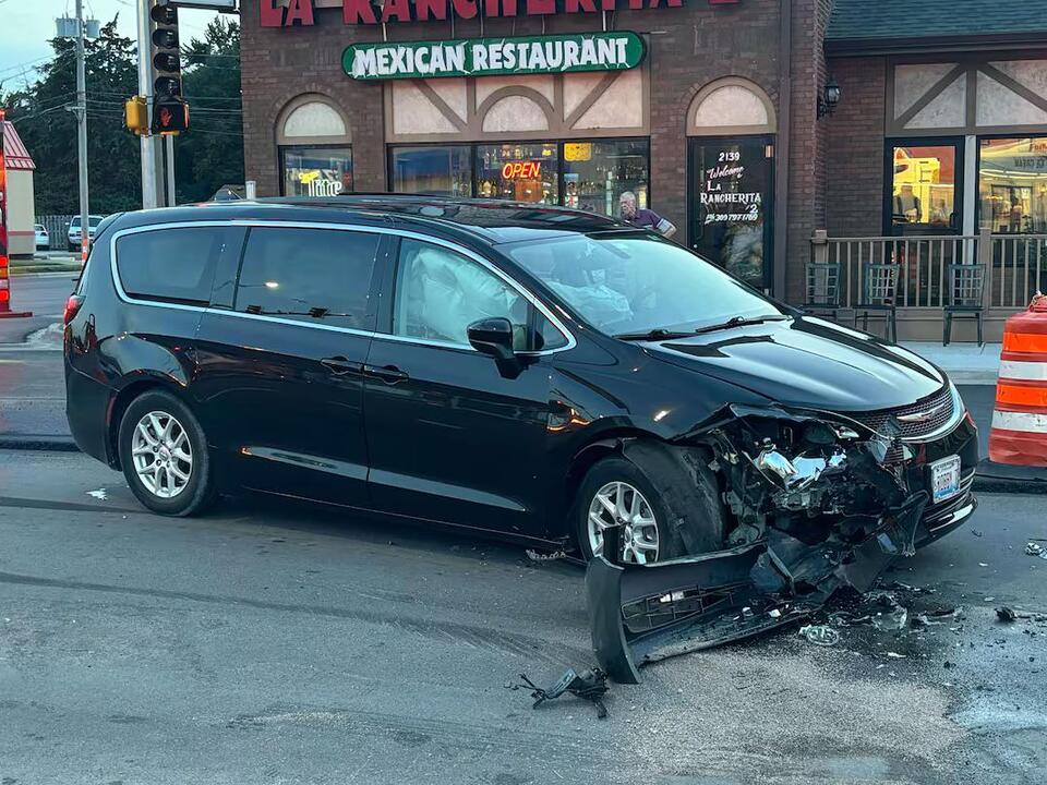 Crews respond to 7 vehicle crash on Avenue of the Cities in Moline