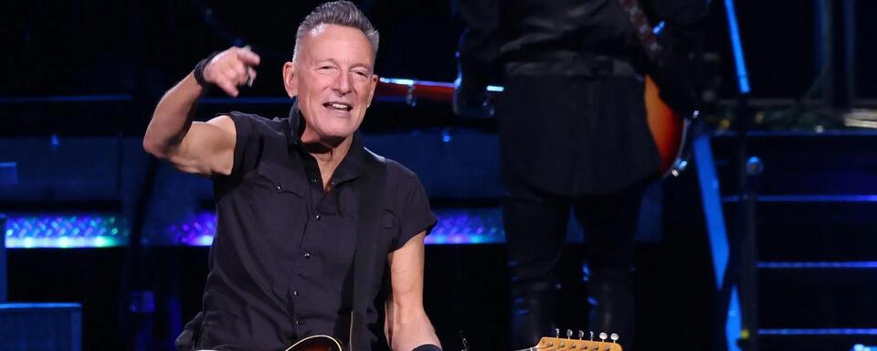 Watch Bruce Springsteen Sign a Note for Young Fan Asking to Be Excused ...