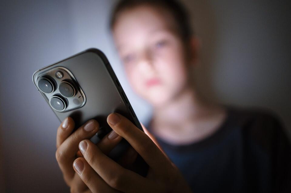 What’s the connection between phone addiction and teen depression? Vail ...