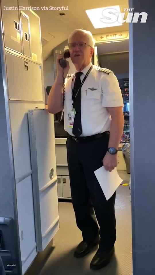 Retiring American Airlines pilot tears up during speech before his ...