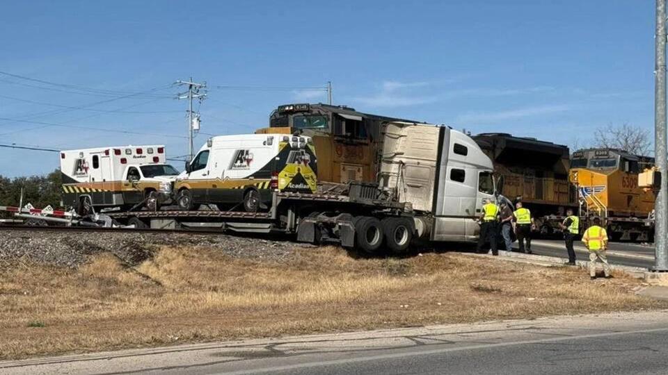 Trailer hauling ambulances struck by train at Schertz Parkway and FM 78 ...