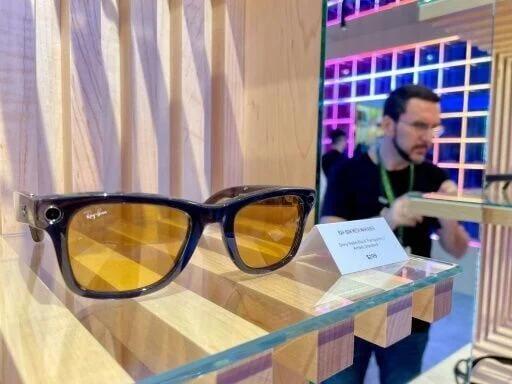 Ray-Ban's connected glasses, with integrated camera and headphones, are ...