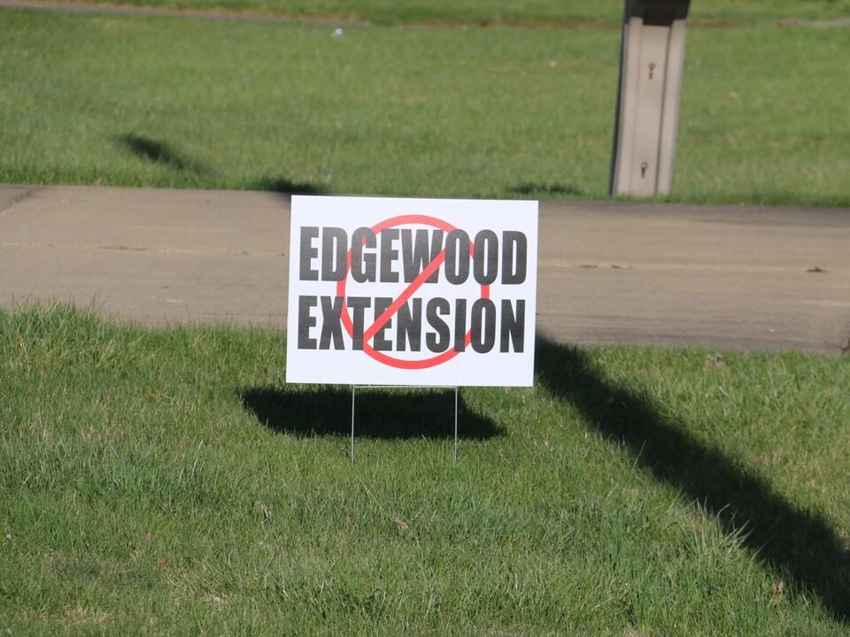 Edgewood Road petition exceeds required signatures