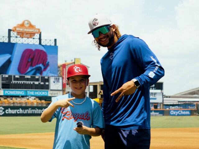 KRIS 6 Hooks Kid Reporter Jaythan Sanchez interviews Jordan Brewer - NewsBreak