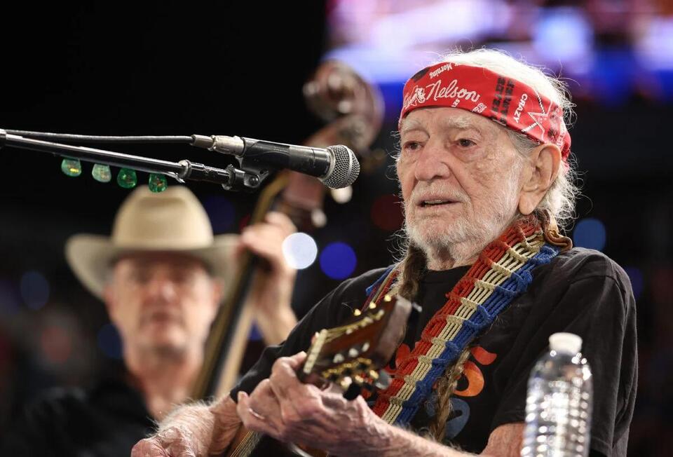 Willie Nelson Death Rumors Stun Social Media Users: What's Going On ...