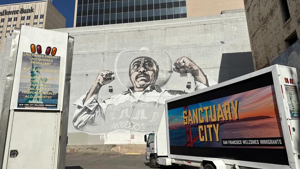Controversial El Paso billboards aim to guide migrants to 'sanctuary ...