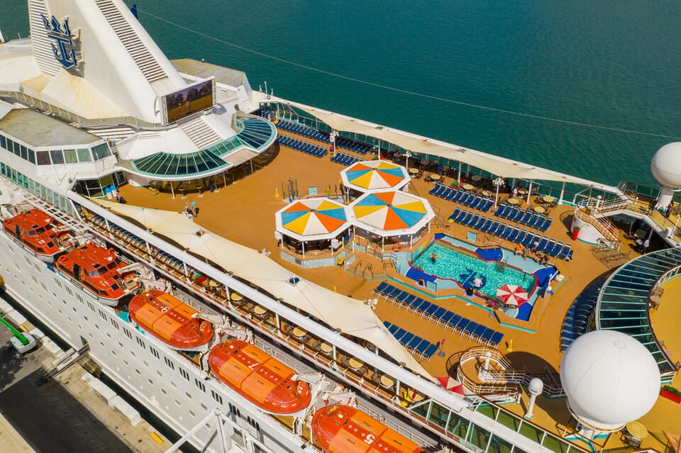15 Cruise Ship Entertainment Shows That Rival Broadway - NewsBreak