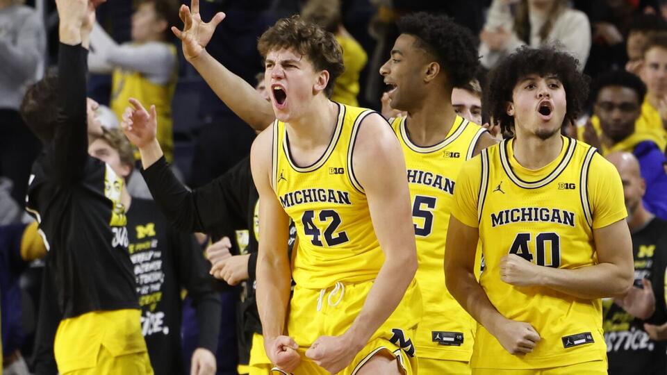 Michigan snaps 5-game losing streak, beats Ohio State 73-65 in front of ...