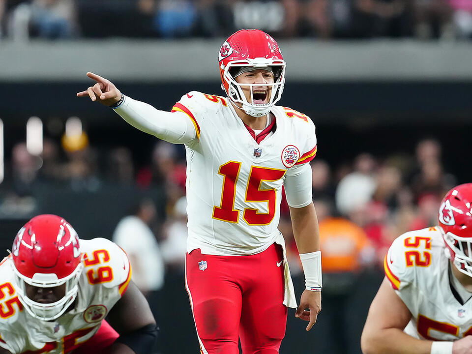Chiefs QB Patrick Mahomes Draws Big Reactions for 'Weird' Injury Scare