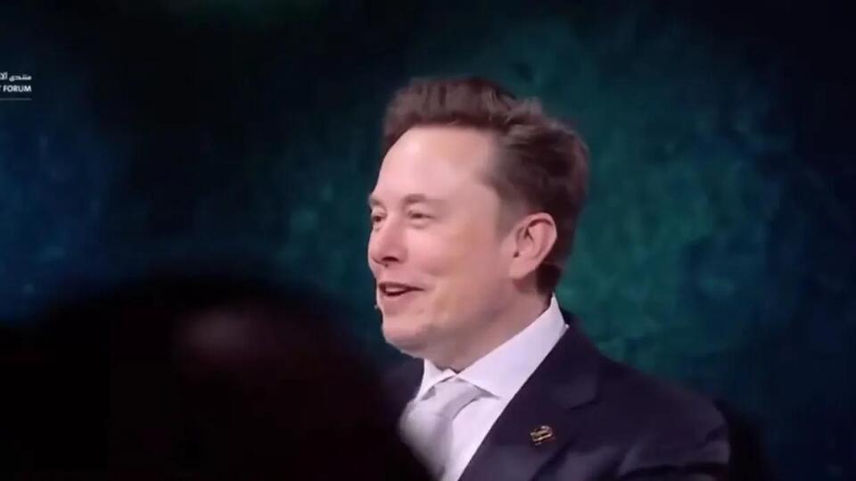 Musk gets his robots to perform Trump dance for Saudi King - NewsBreak