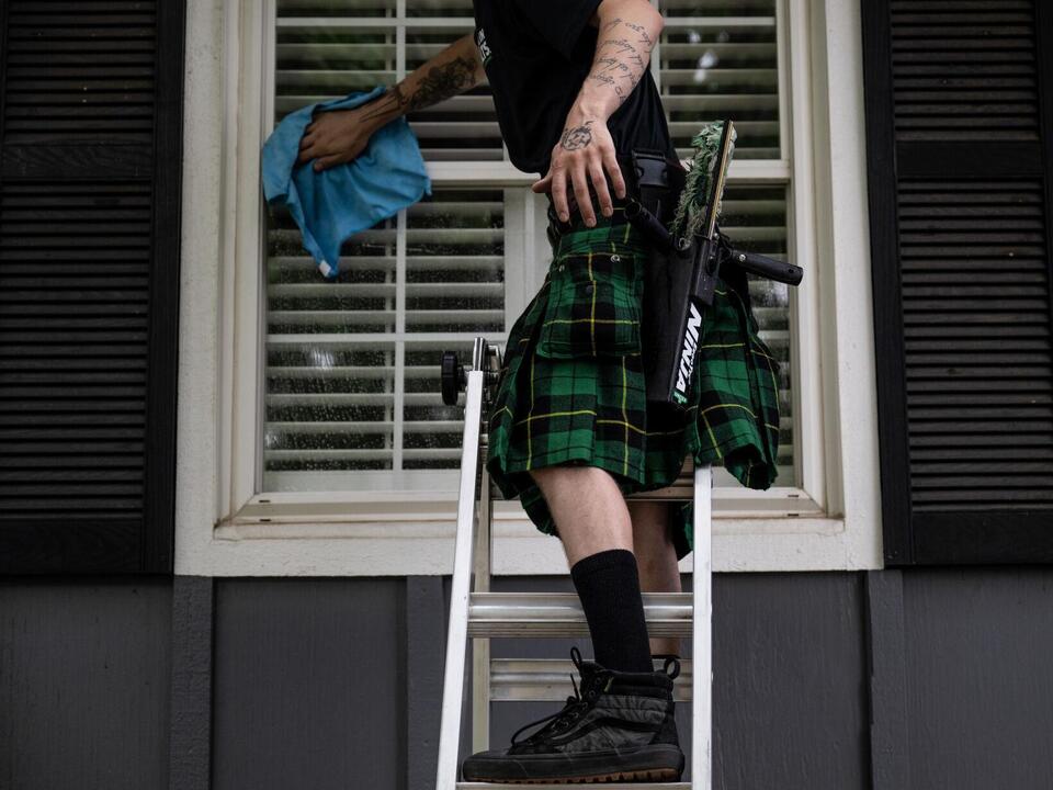Colorado Springs workers wash home exteriors while wearing kilts