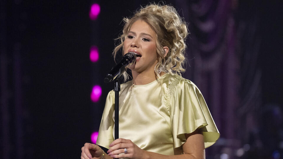‘American Idol’: Hannah Gets Major Surprise on Hometown Visit - NewsBreak