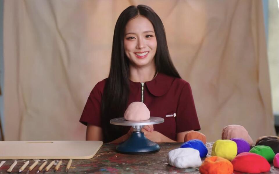 BLACKPINK's Jisoo answers candid questions while creating a sculpture ...