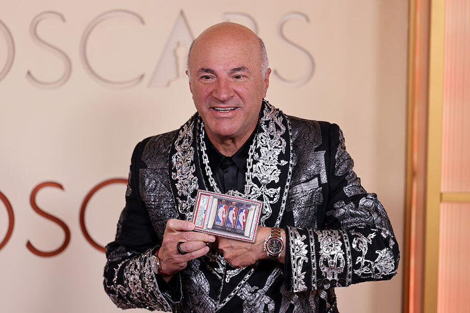 Kevin O’Leary Rolls Up to Oscars Wearing $30M NBA Card Necklace. What ...