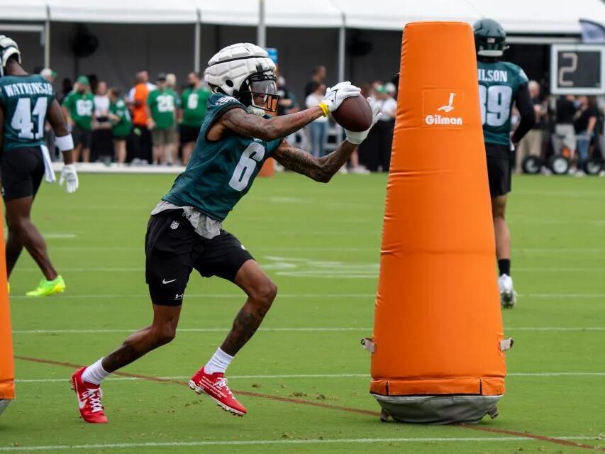DeVonta Smith told his ‘route was trash’ by Eagles rookie teammate during heated training camp ...