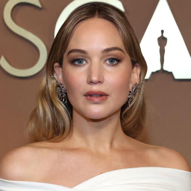 Jennifer Lawrence Is A Vision In A Leather Dress For 'The Hollywood ...