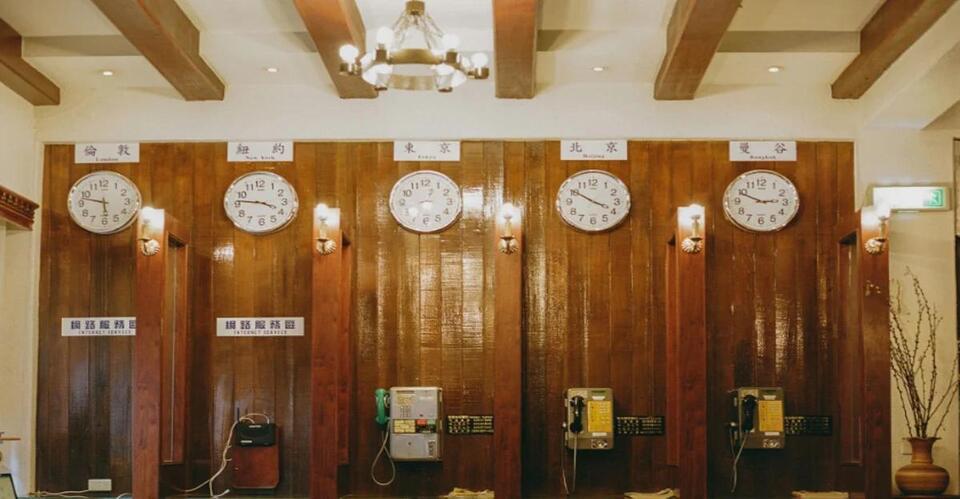 15 Old Phone Booths That Were Surprisingly Stylish - NewsBreak