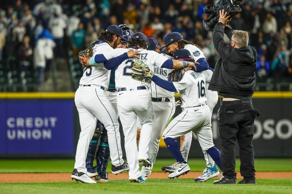 WATCH: Mariners Bring Back Victory Dance - NewsBreak