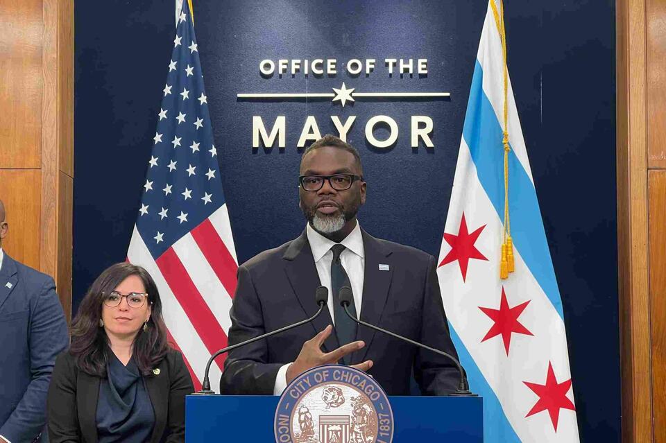 Chicago Mayor Meets South Shore Tenants to Address Unsafe Homes ...