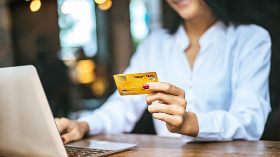 Credit card delinquencies hit a 15-year high at 13.1% — even as total ...