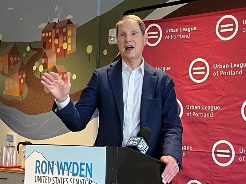 Oregon Sen. Ron Wyden: Governments are spying on smart phone users via ...
