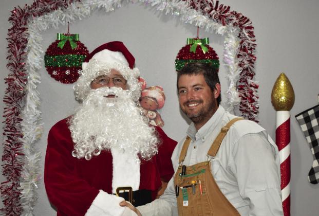 Downtown Christmas cheers everyone up - NewsBreak