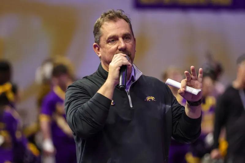 LSU Tigers Coach Earns Gymnastics Fan Support After Speaking Out on ...