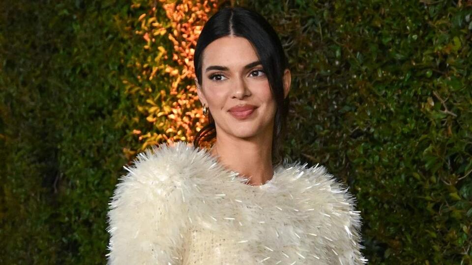 Kendall Jenner’s Dangerous Red Dress Pose Stops Scrolls - NewsBreak