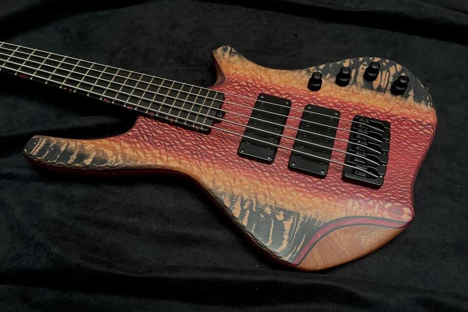AC Guitars Über RSK 5/32: A 32-Inch Scale Bass with Venomous Looks and ...