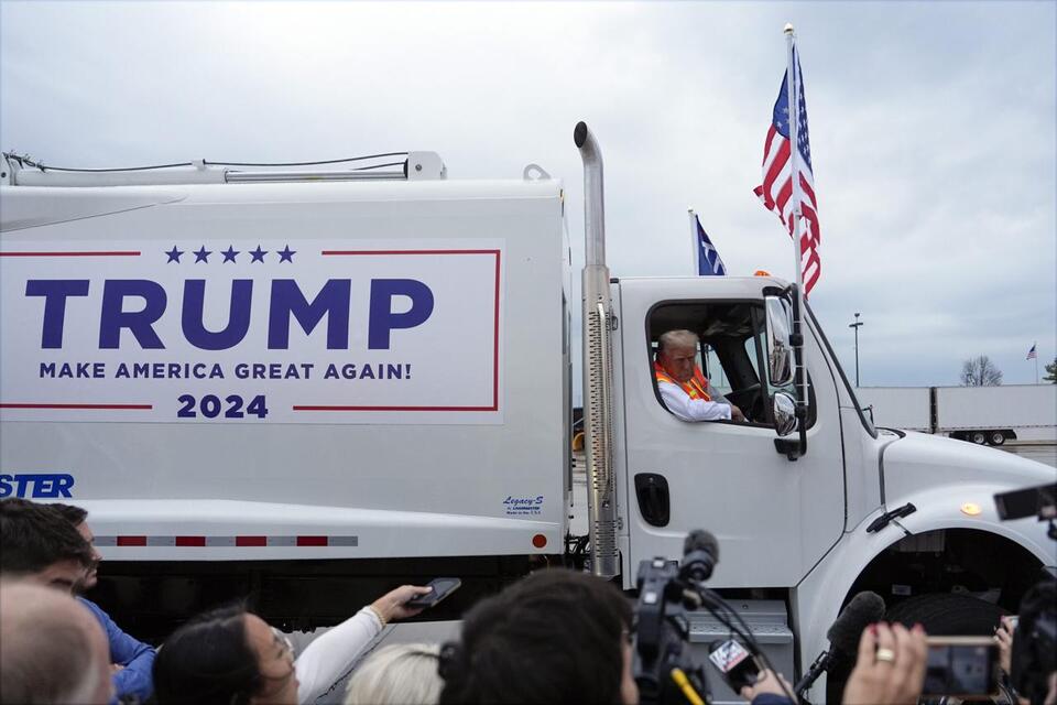 The “Famous” Garbage Truck Appears Again at Trump’s Inauguration Parade ...