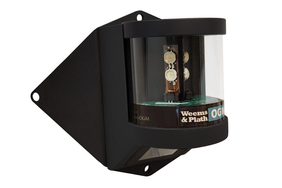 Weems & Plath Debuts Dual-Color Steaming/Deck Light for Cruisers ...
